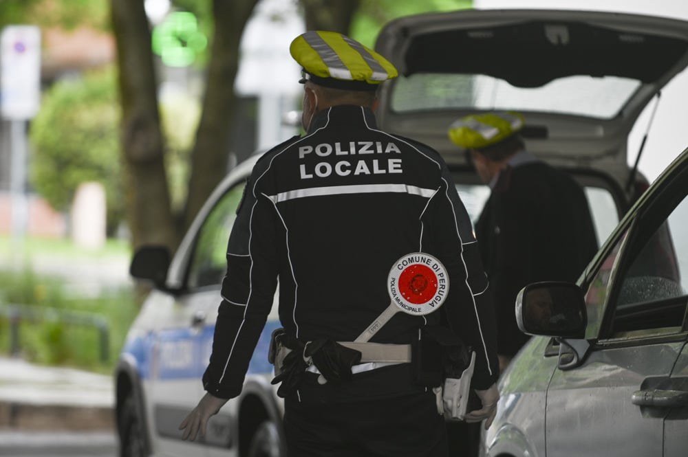 Perugia, donna al volante finisce contro la vetrina di un negozio ...