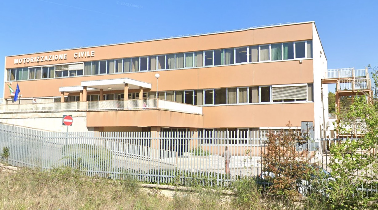 Quiz della patente col trucco: microfoni e suggeritore, tutti ...