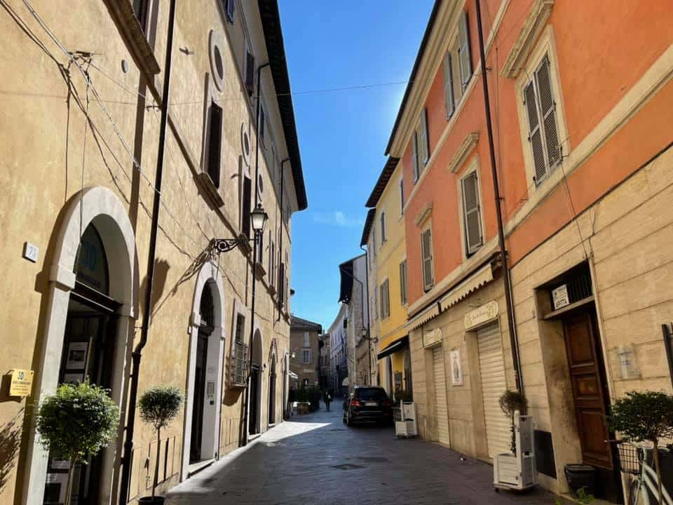 Baby gang all'assalto di un negozio in centro a Terni: indagini in corso - Umbria 24