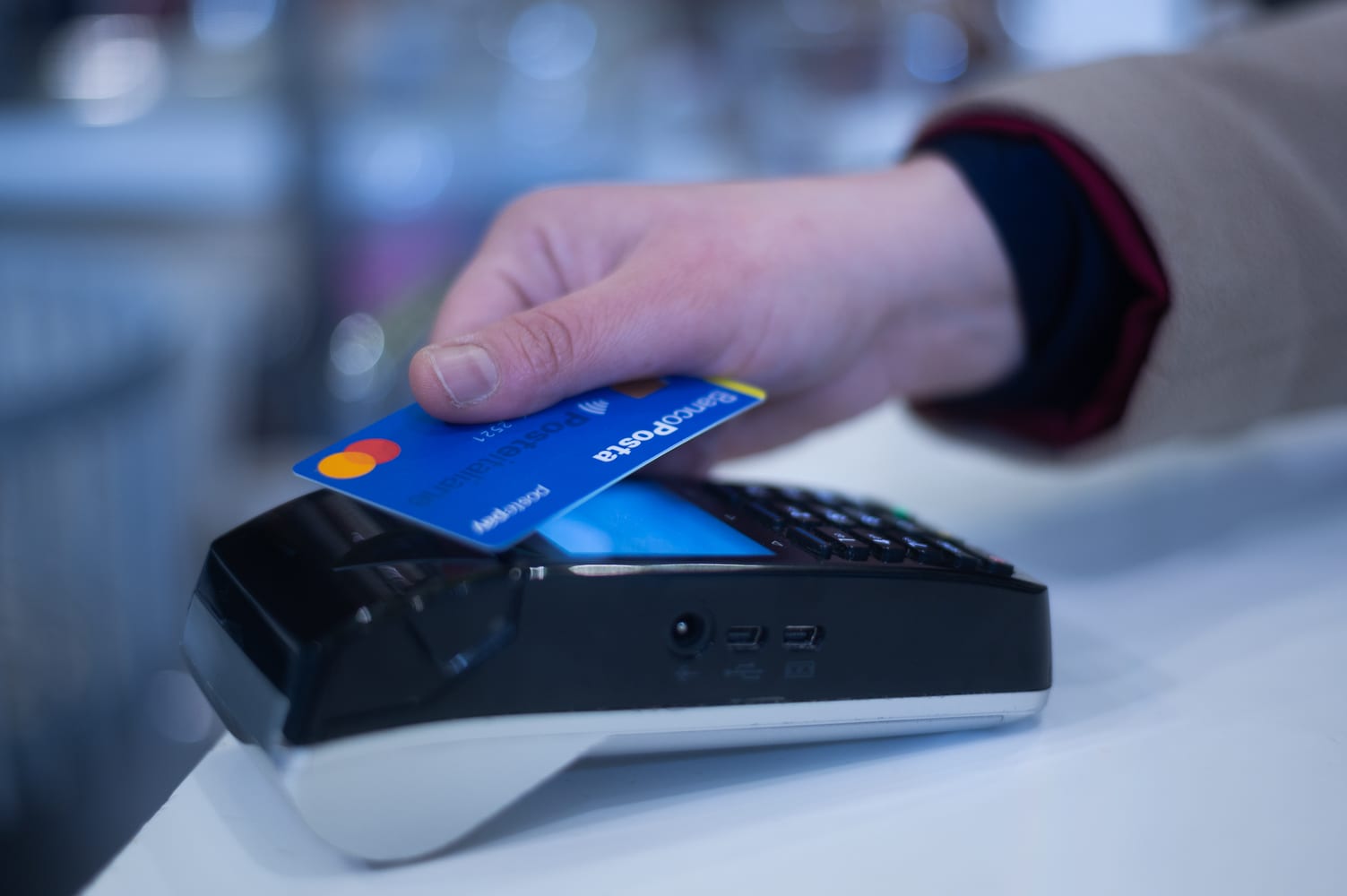 Spende e spande col bancomat di un altro: 16 ’strisciate’, tutte senza ...