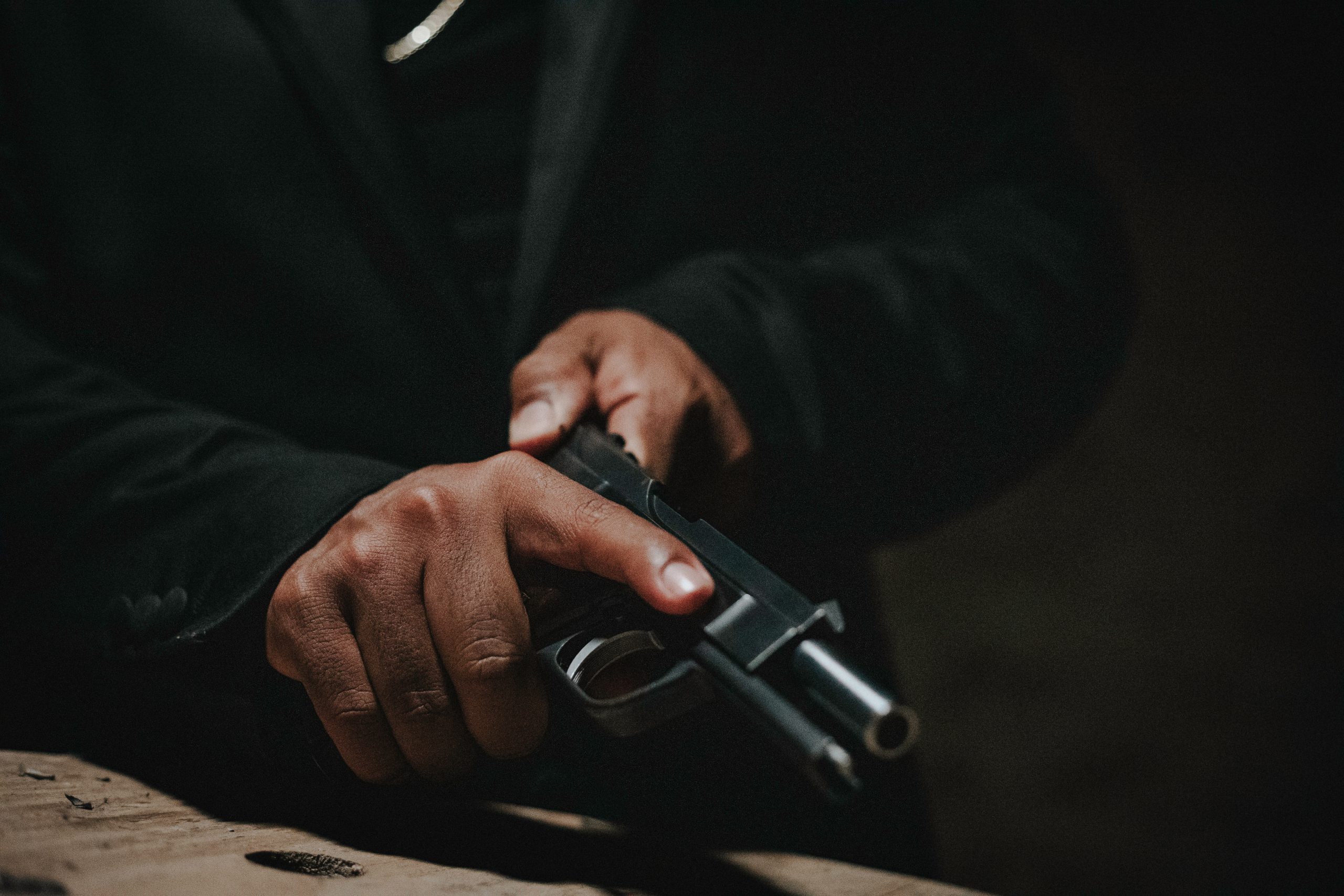 Bastia Umbra, rapinatore con la pistola minaccia commessa e cliente ...