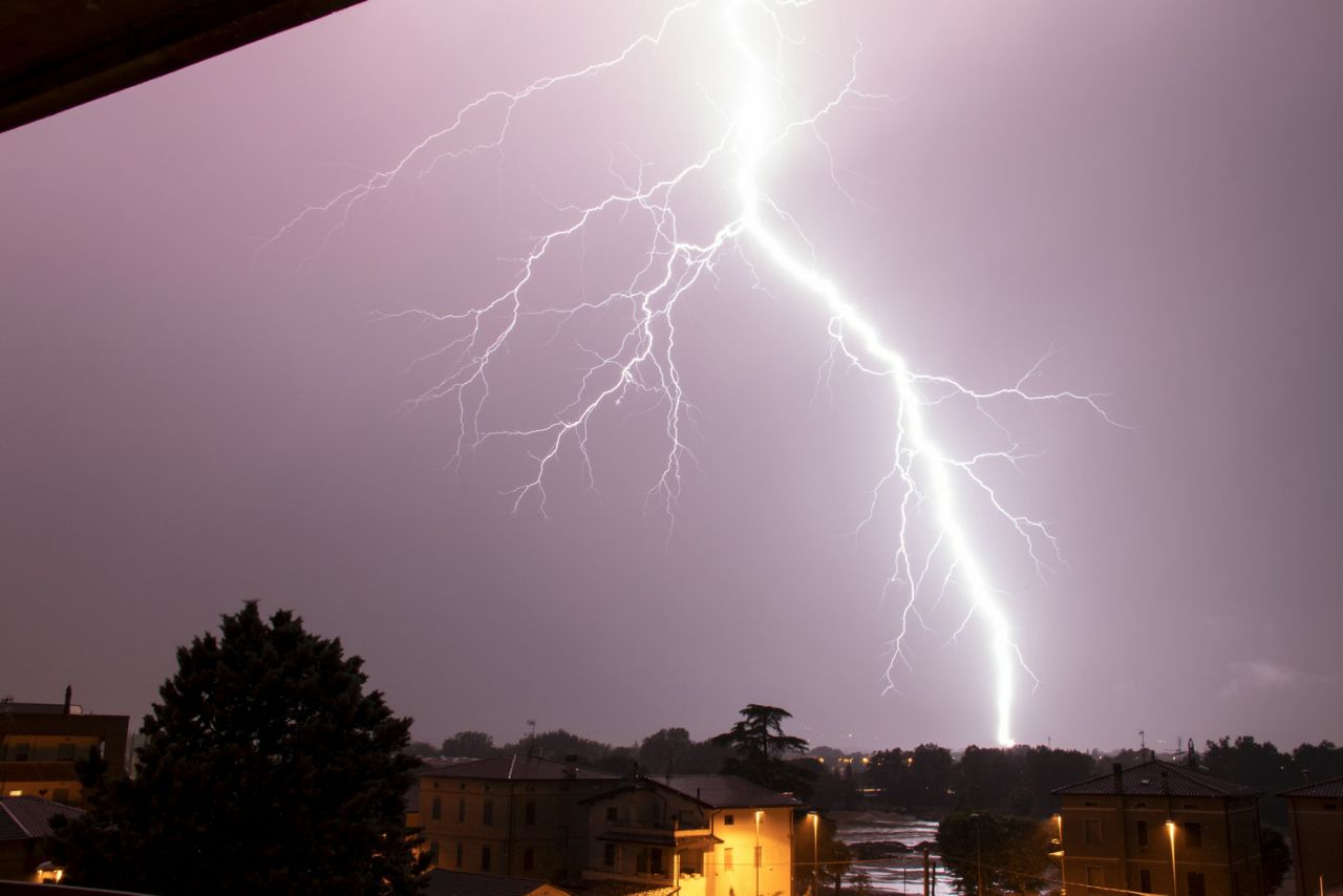 Maltempo, nella notte caduti più di 400 fulmini l'ora. Fiumi ...