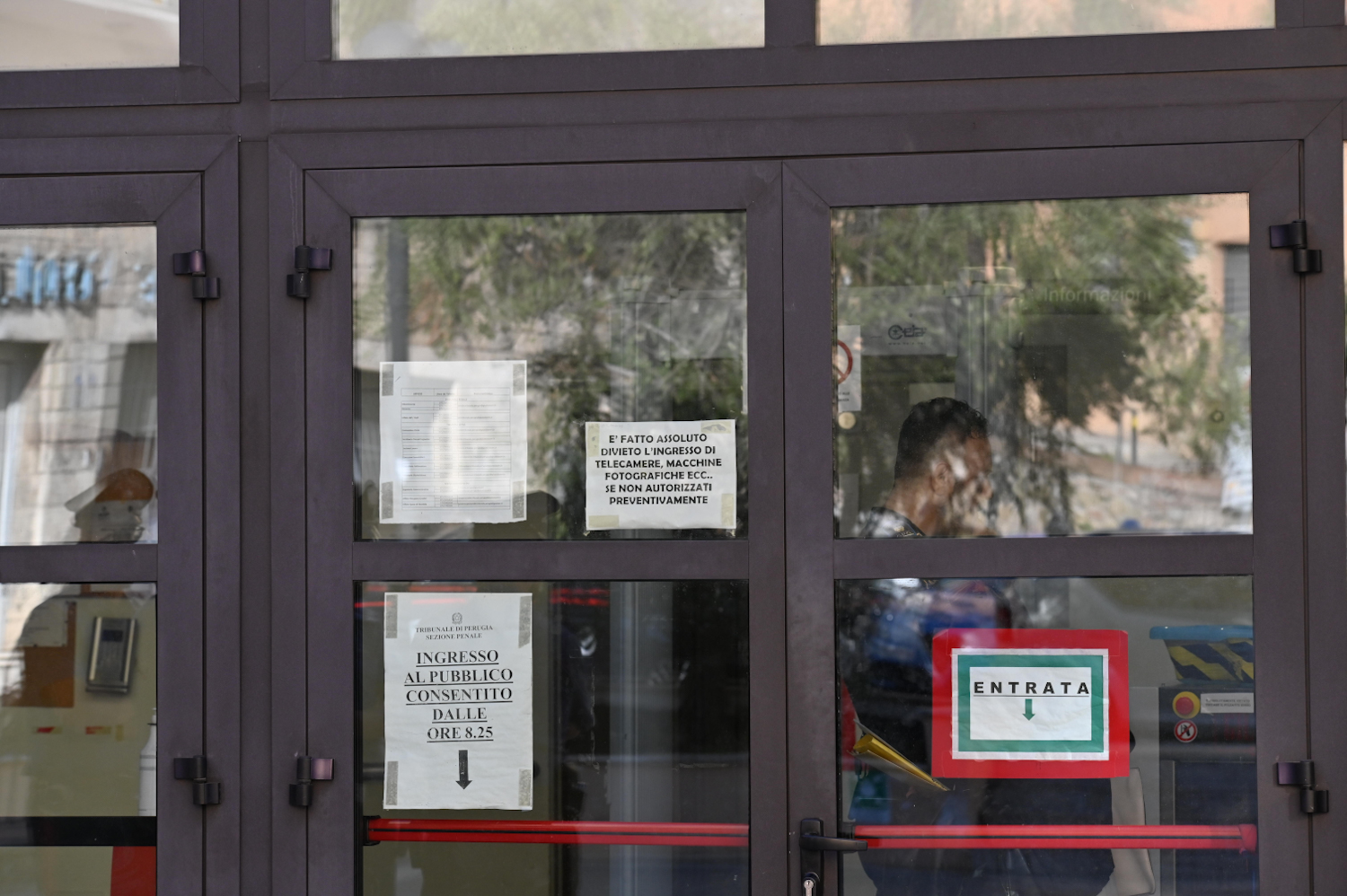 Perugia, importuna la gente in un bar del centro e prova a sferrare ...