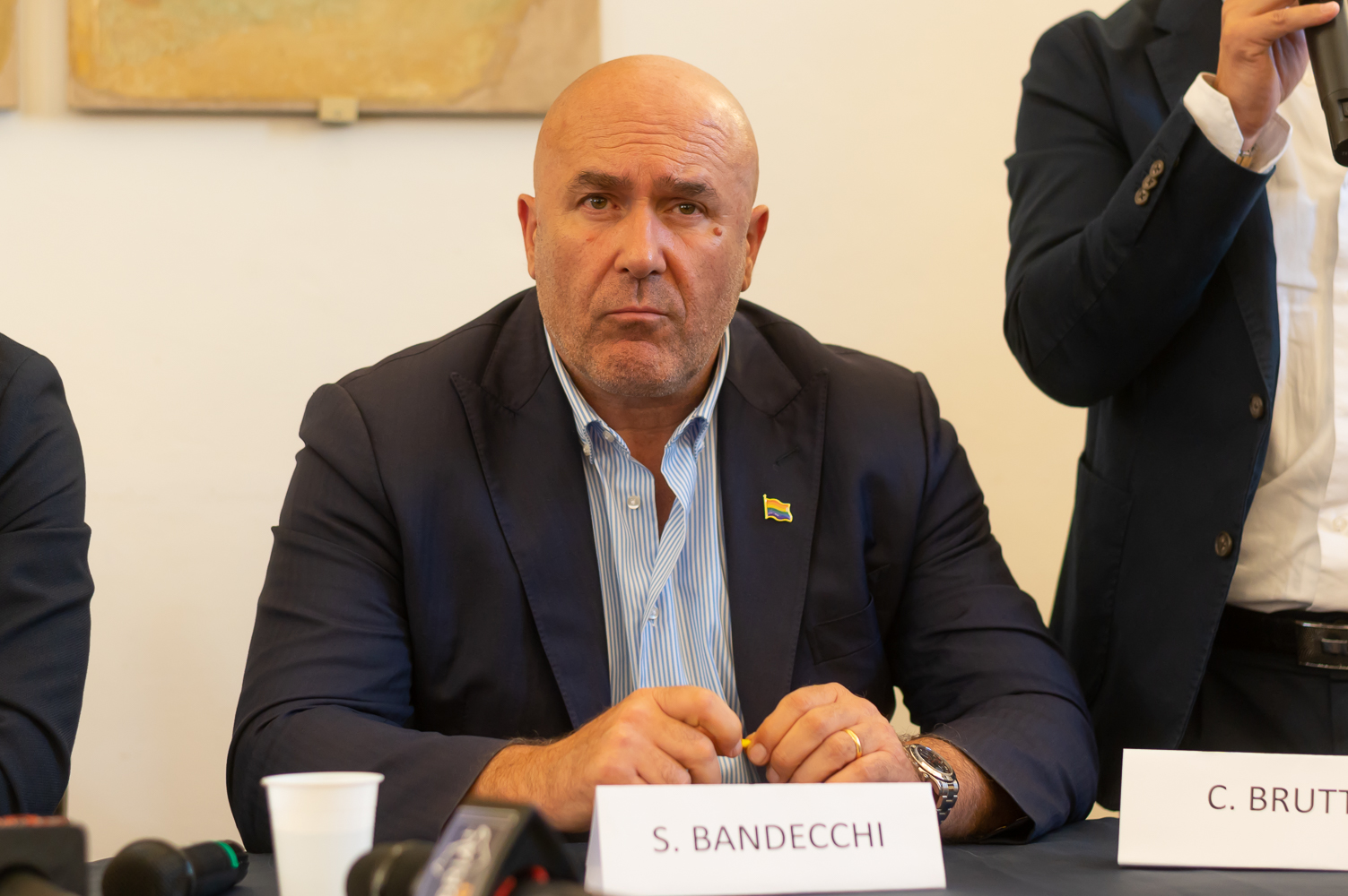 «L'uomo tradisce o ammazza». L'uscita infelice di Bandecchi finisce in ...