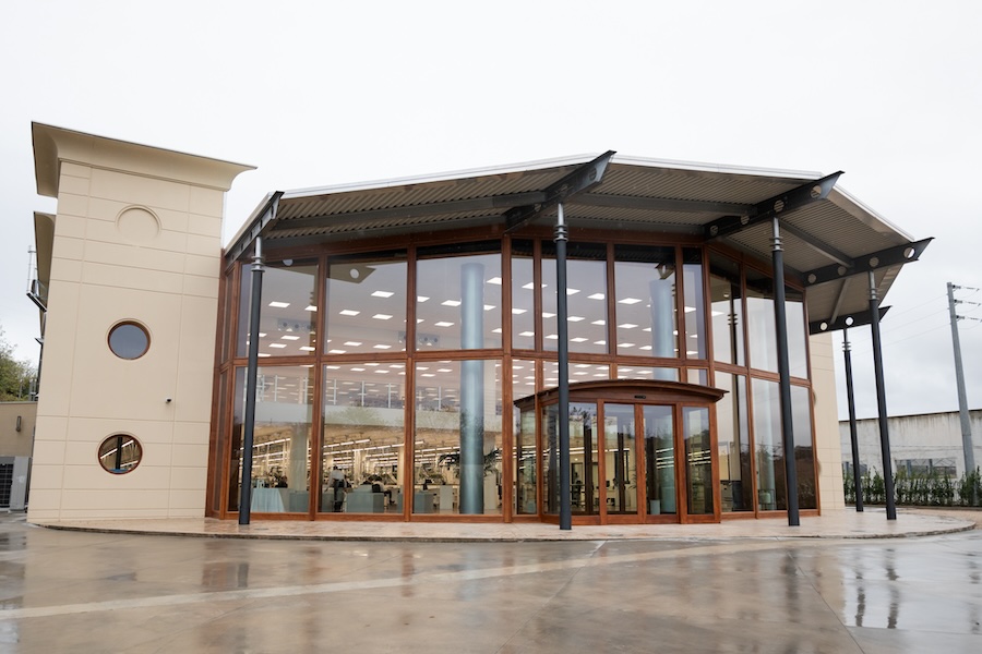 Cucinelli presenta la nuova fabbrica in Abruzzo: «Qui faremo gli abiti ...