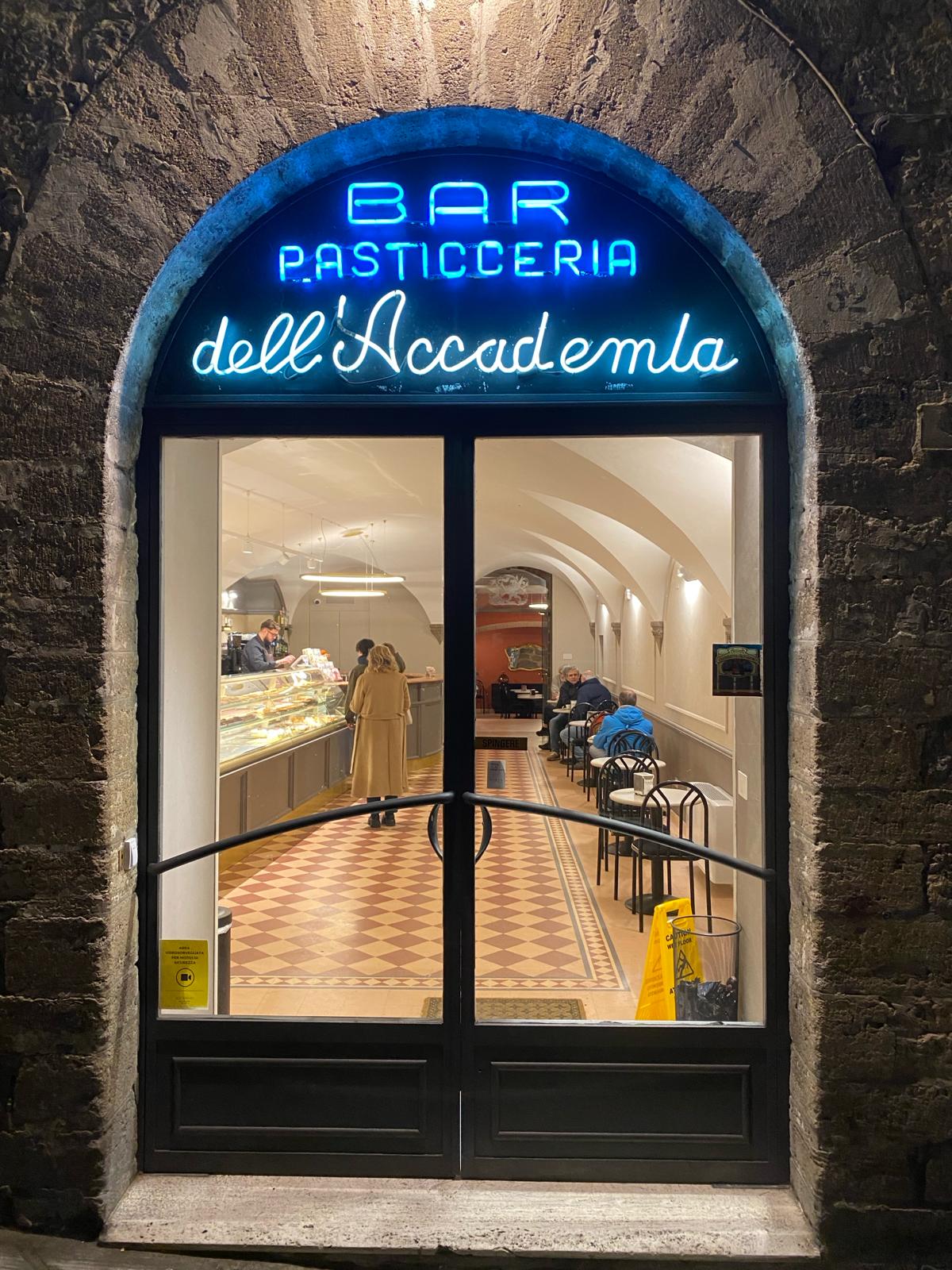 Su le saracinesche dello storico bar dell'Accademia - Umbria 24