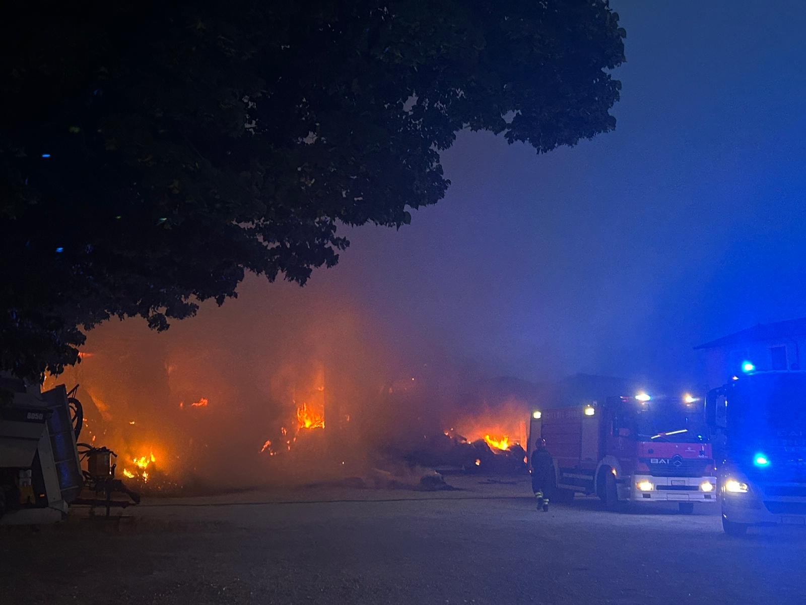 A fuoco fienili e campi di grano, due auto divorate dalle fiamme - Umbria 24