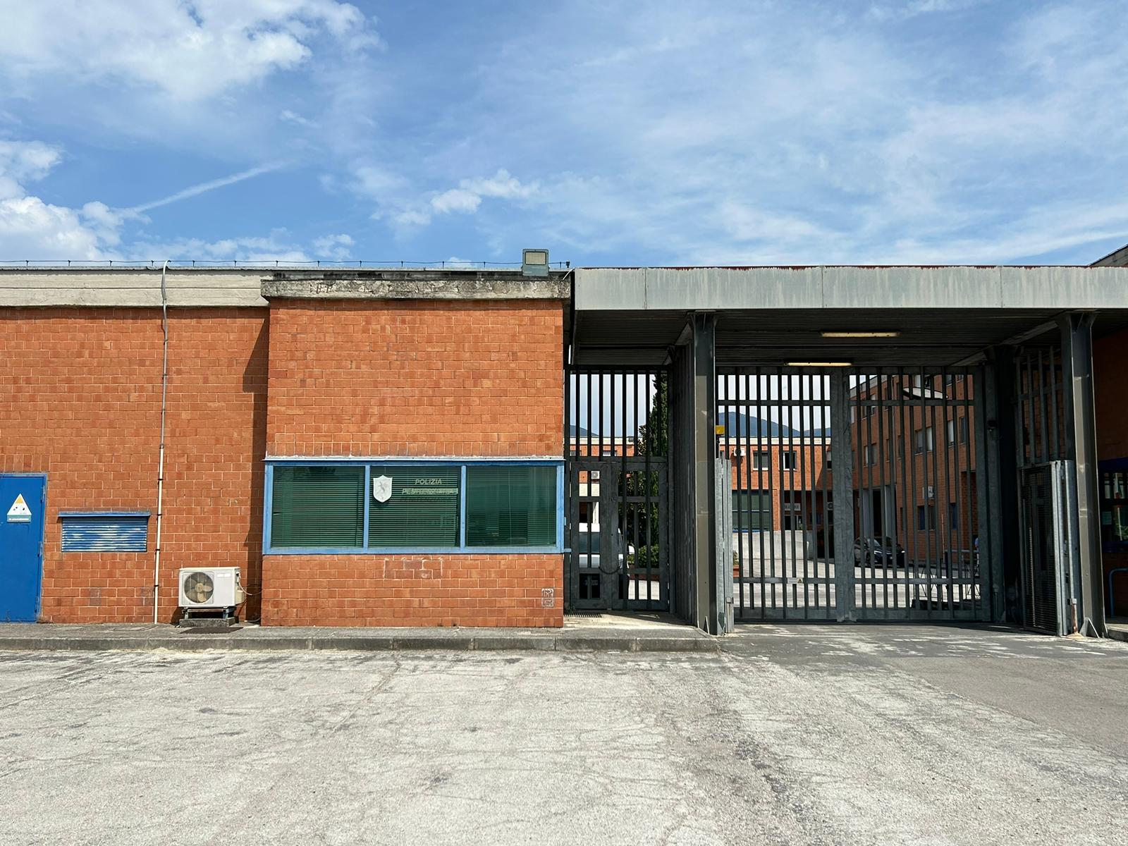 Terni, in carcere l'uomo che ha lanciato mobili e bombole dalla ...