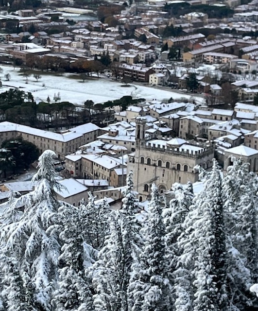 Gubbio imbiancata dalla neve: bimbi giù in slittino per le vie del ...