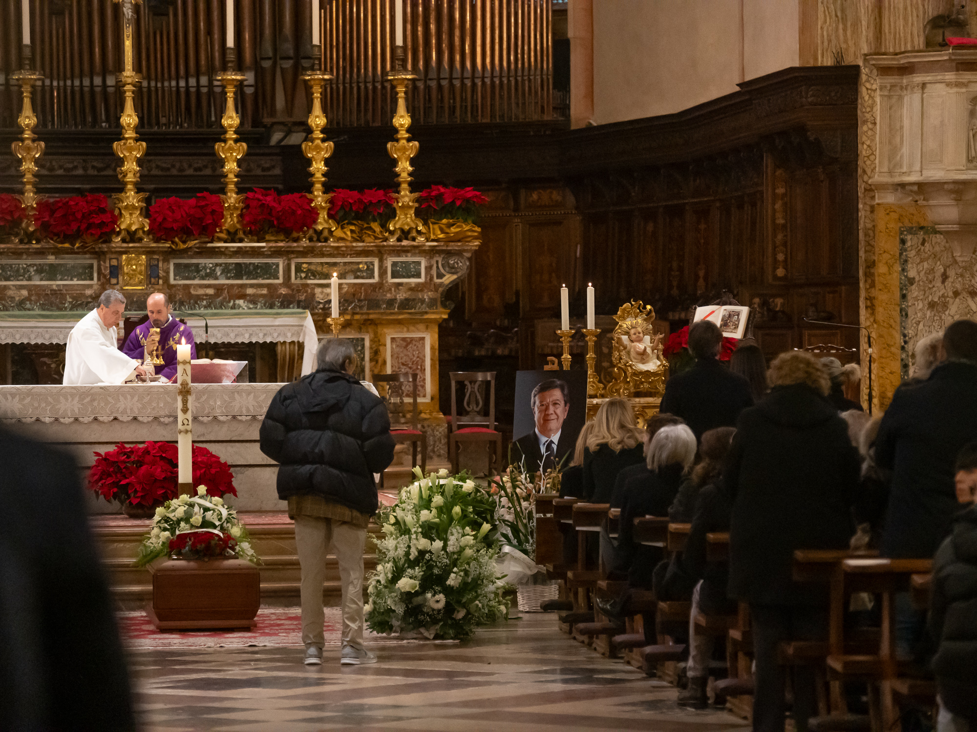 Cittadini, autorità e volti noti per i funerali di Cesaretti: le ...