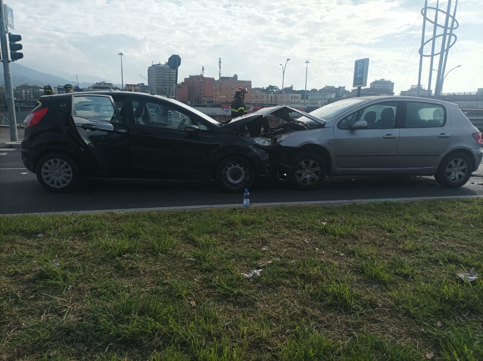 Scontro frontale tra auto: entrambi i conducenti finiscono in ospedale ...