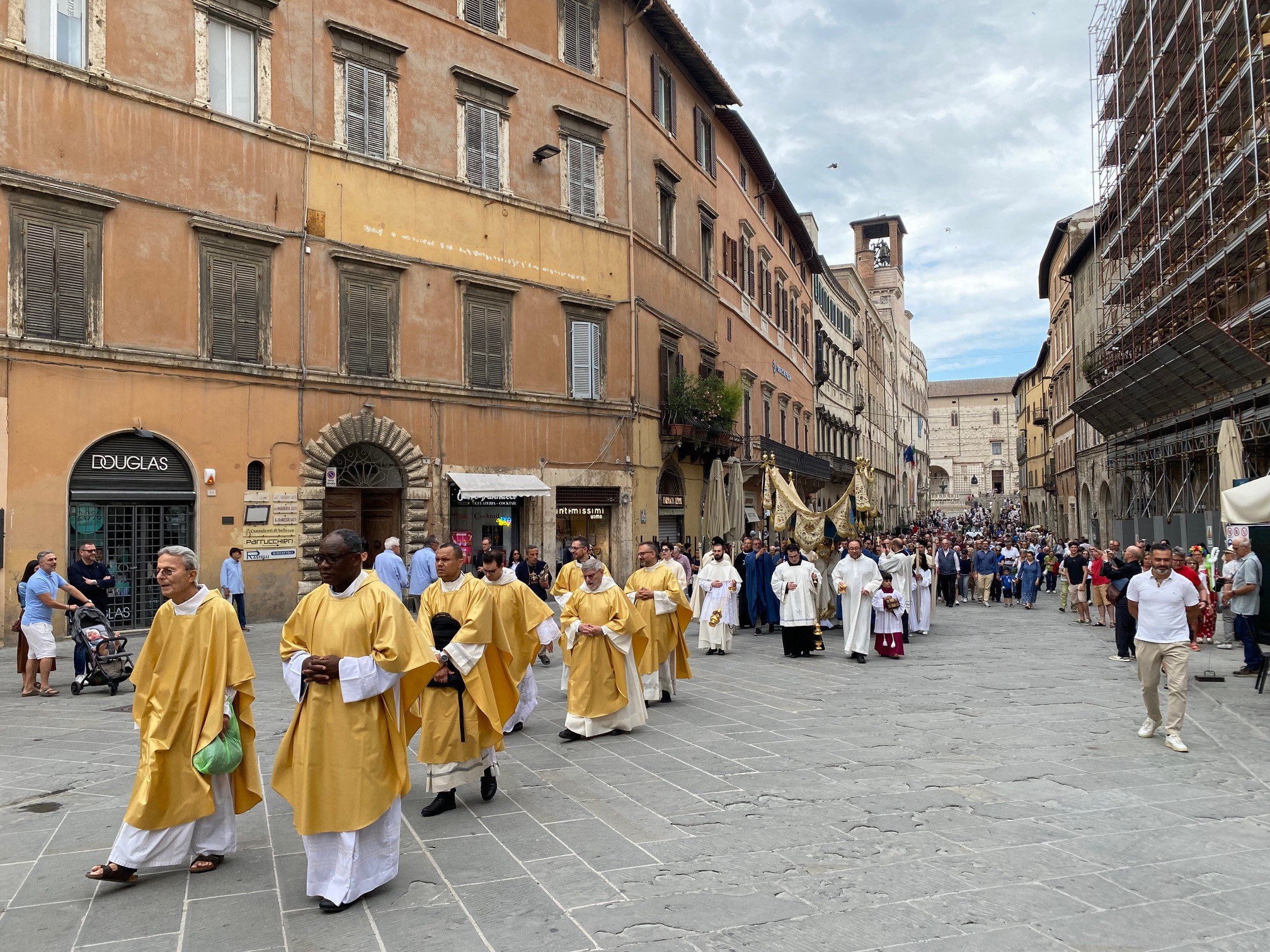 Perugia, la solennità del Corpus Domini con la processione per le vie ...