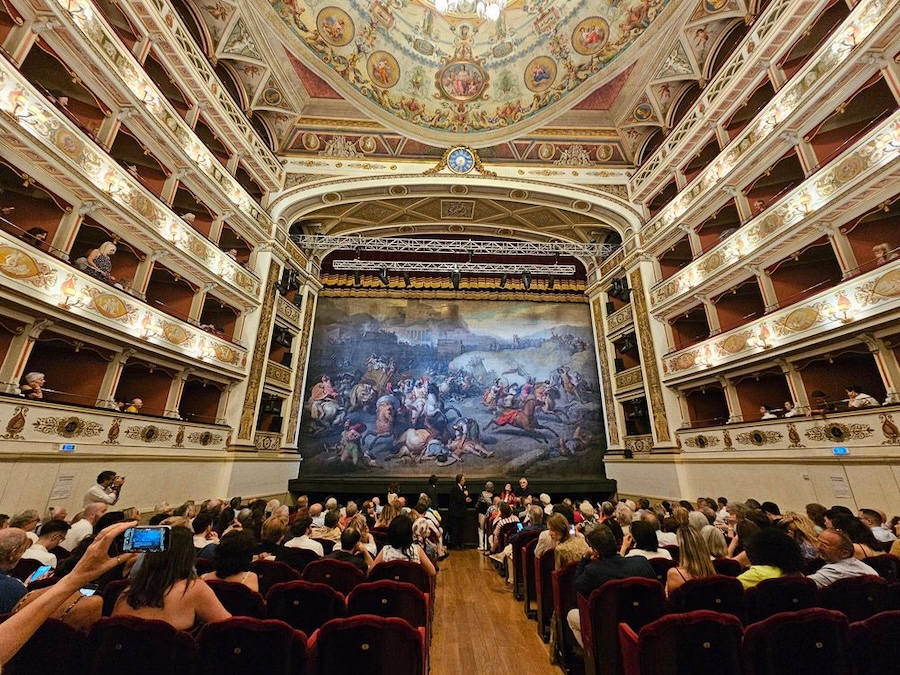 Spoleto, dopo 25 anni il sipario storico del Menotti torna a splendere: «Simbolo della città ...
