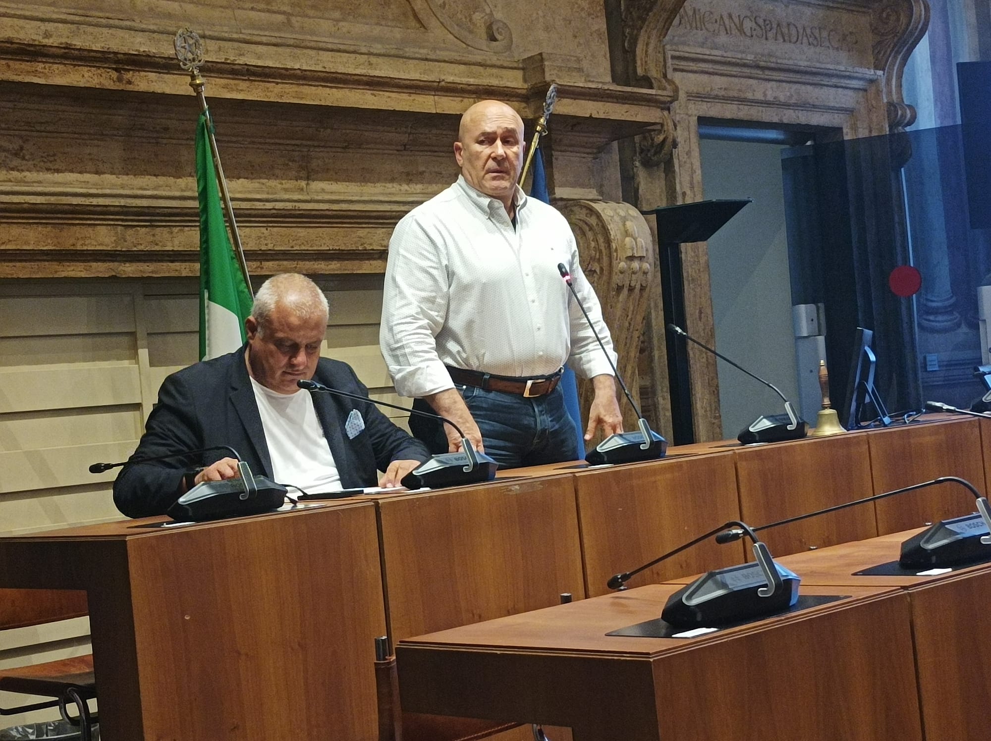 Operai del Comune alla gogna mediatica, Bandecchi: «Lavorate o andate a ...