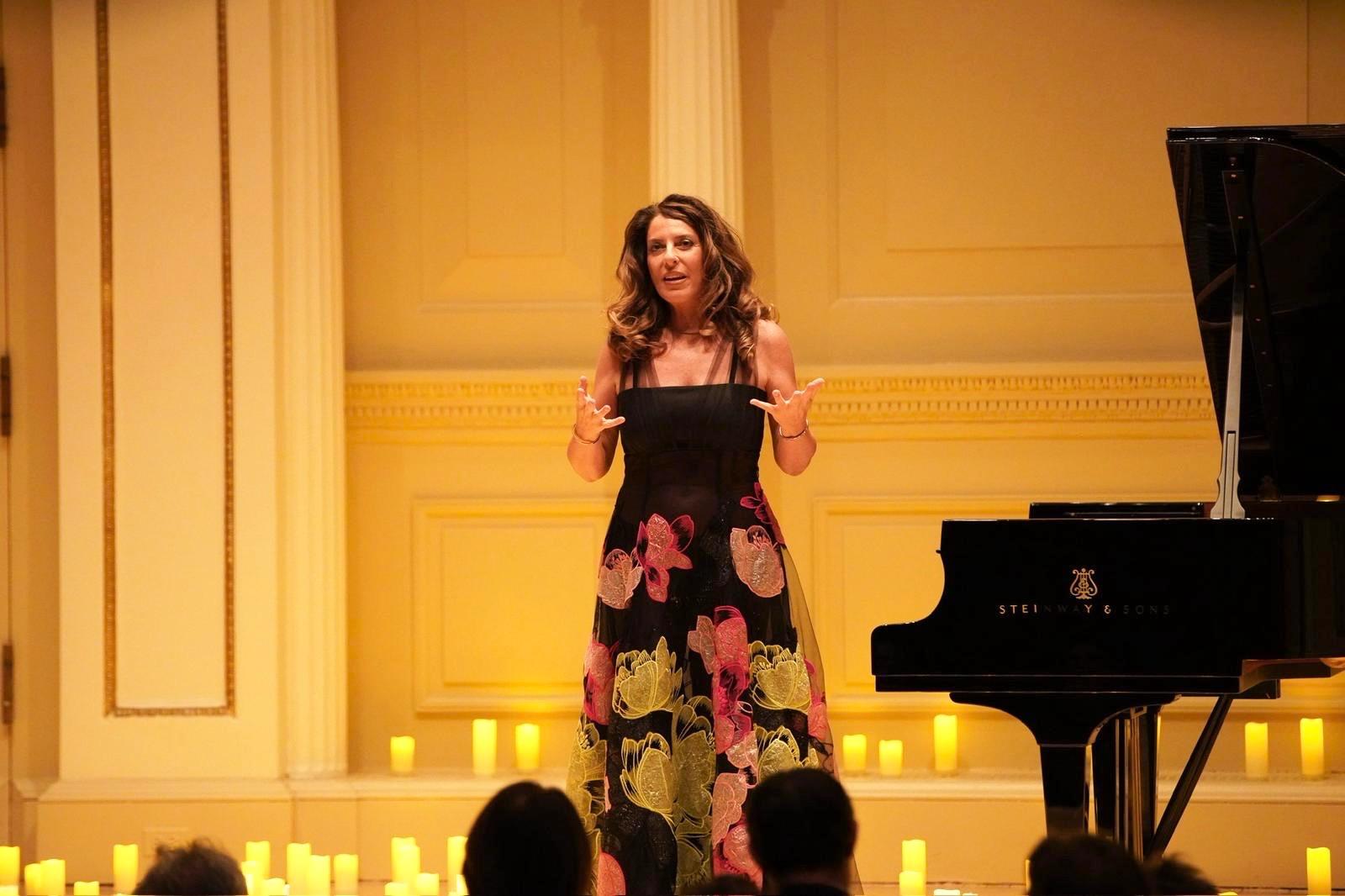 Standing ovation a lume di candela per Cristiana Pegoraro alla Carnegie ...