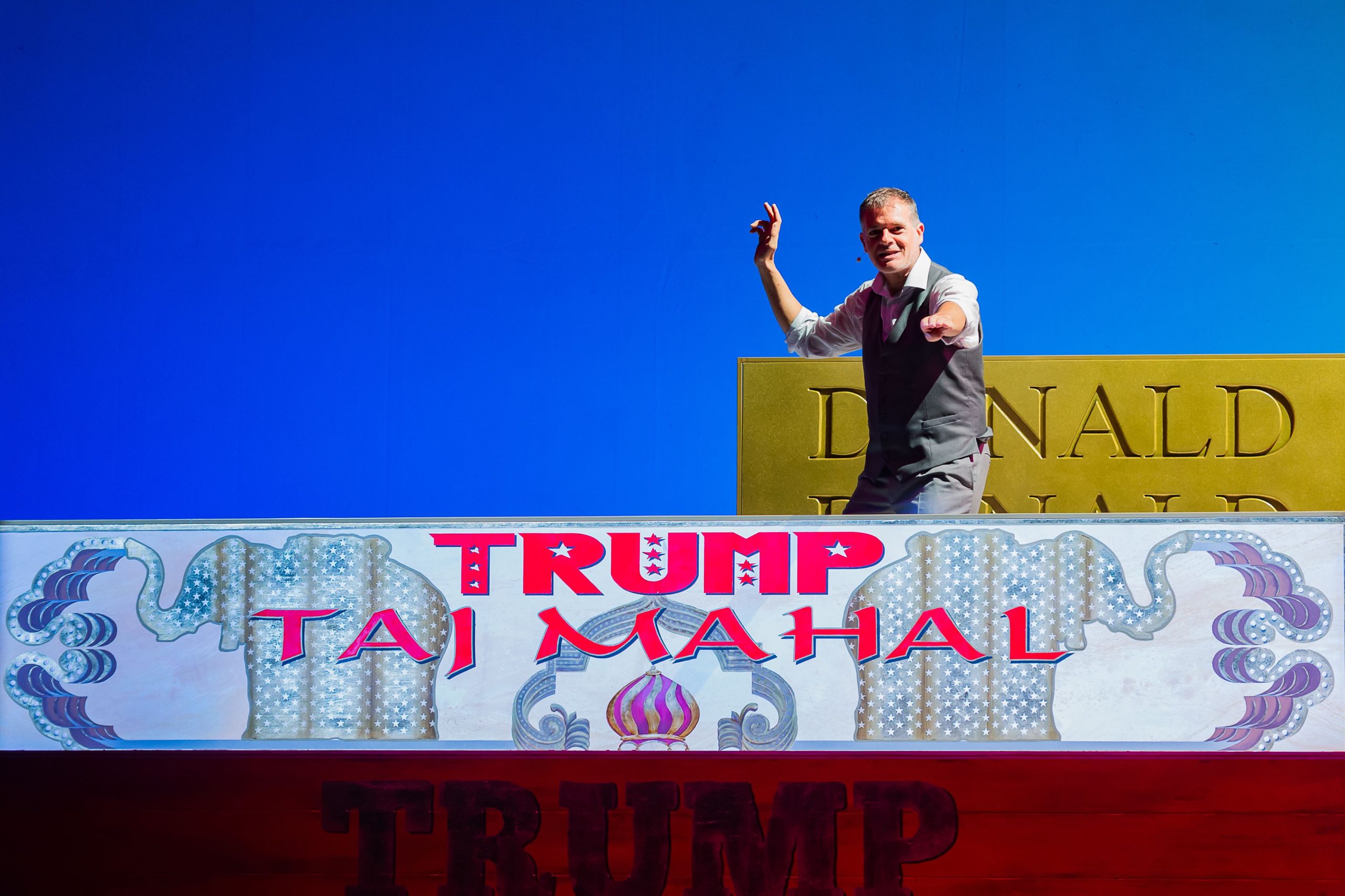 La figura controversa di Donald Trump raccontata da Stefano Massini ...