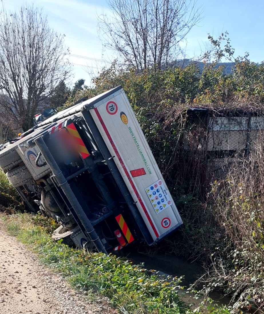 Autocarro si ribalta nel fosso Quattrini di Ferentillo: allarme ...
