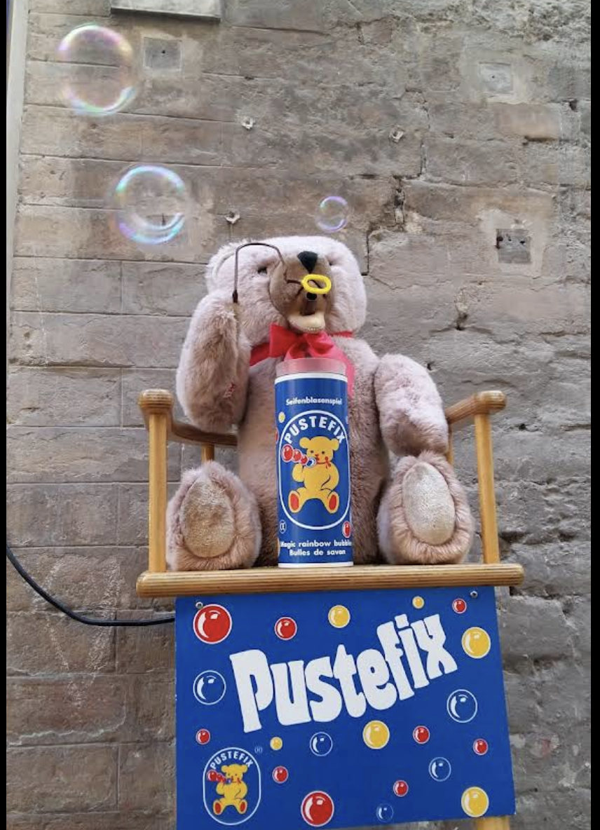 Orsetto "sparabolle" rubato, l'appello dei bambini: «Gli manca casa ...
