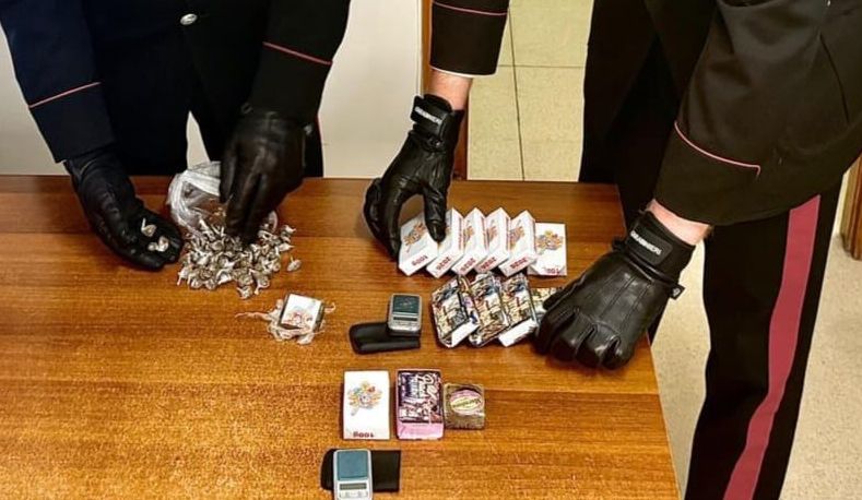 Buche in giardino per nascondere il "fumo": sequestrati 1,4 kg ...