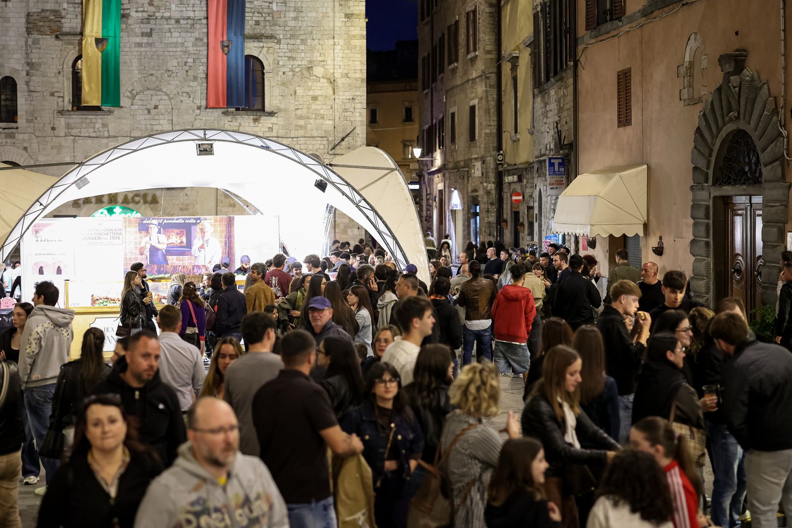 Porchettiamo conquista il centro storico di Todi: la città si è accesa ...