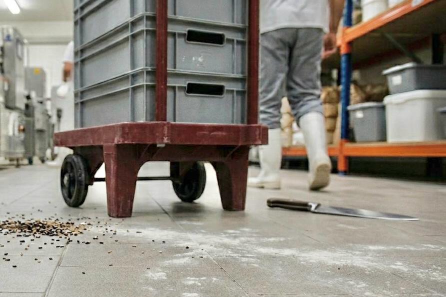 Lancia un coltello contro il collega che lo rimprovera al lavoro ...